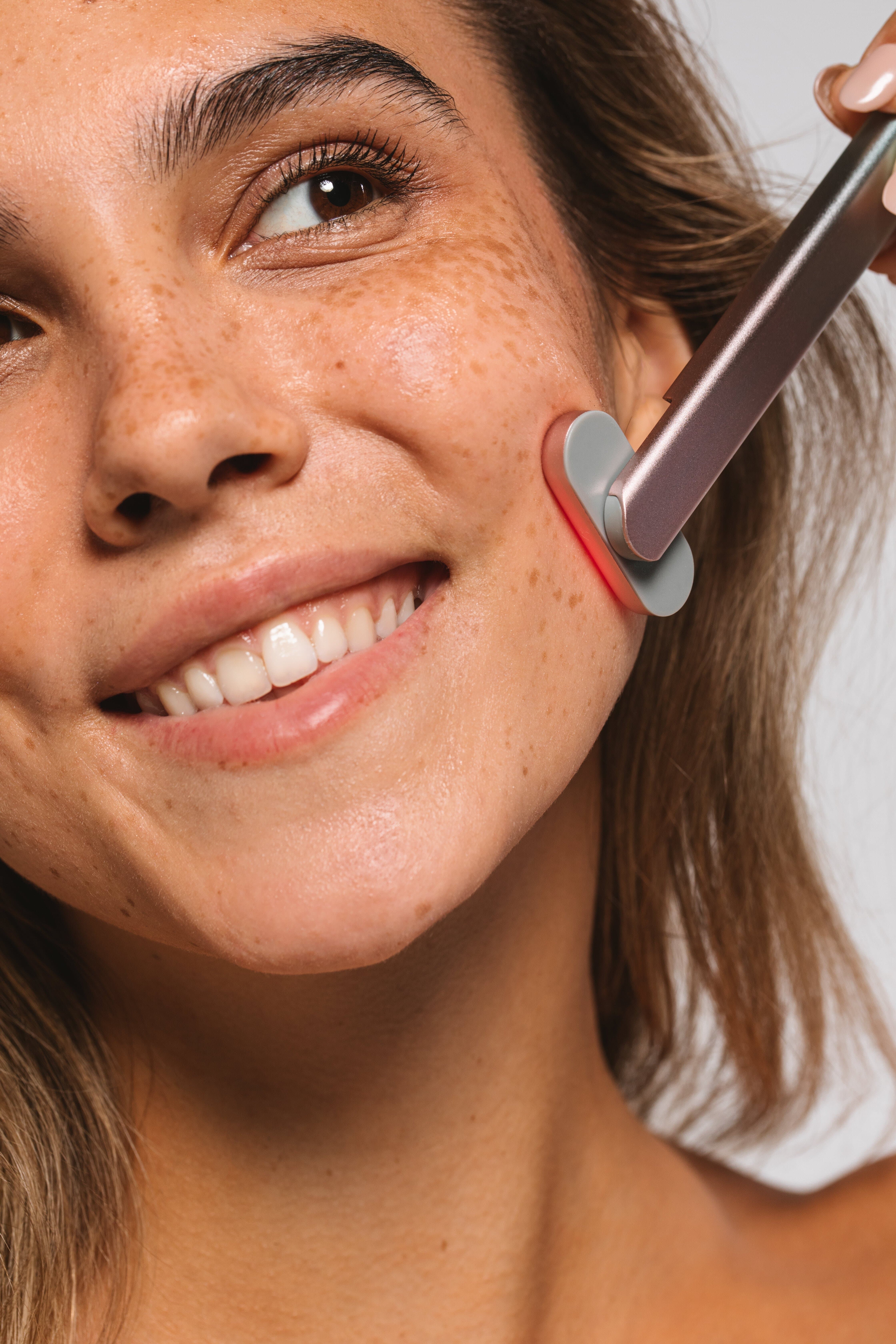 Sola Wave Skincare Wand with Red Light Therapy & Serum Kit - munimoro ...